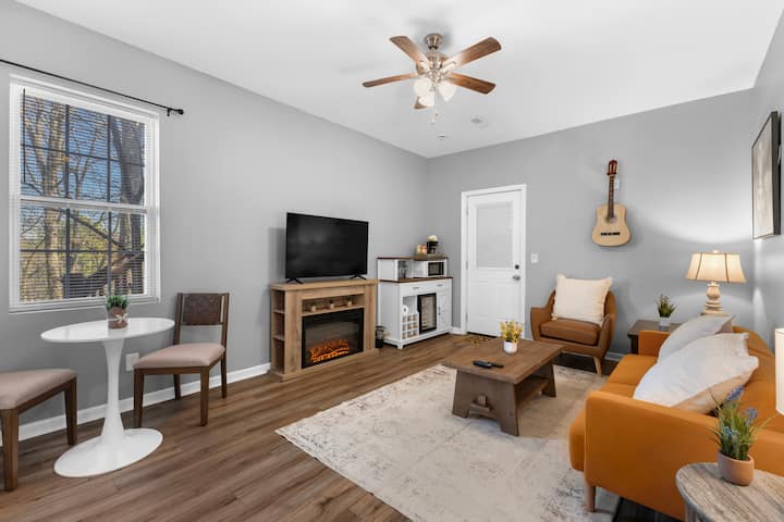 Luxury 1 Br Home With Kitchen/deck/view! B - Brentwood, TN