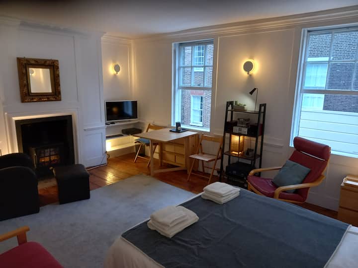 Large Bright Soho Studio Flat With Large Terrace - Central London