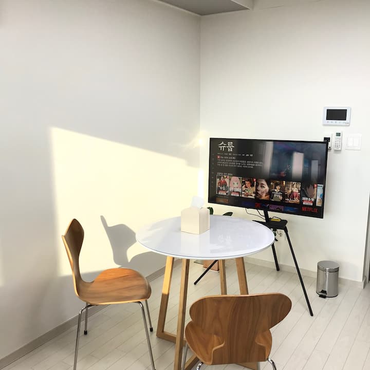 그루잠_1 "중앙로역 1분/13시 늦은퇴실 /네플릭스/스타일러/편의용품제공" - Daegu