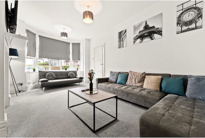 Large 5 Bedroom Modern House. *Free Parking* - Liverpool
