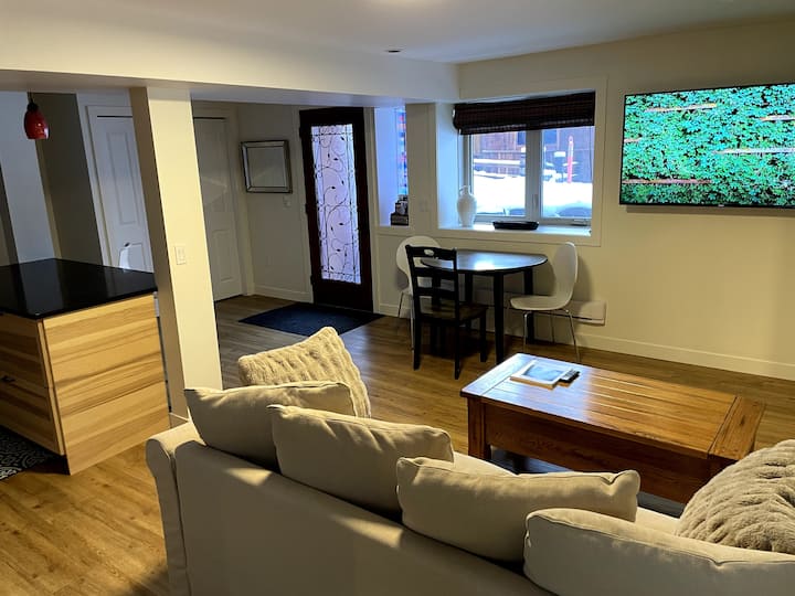 Spacious Private King Suite Steps To Dt Banff - Banff