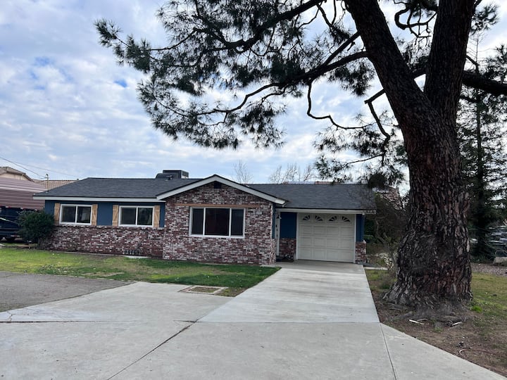Classic Old Town Clovis Home With Modern Admenties - Fresno, CA