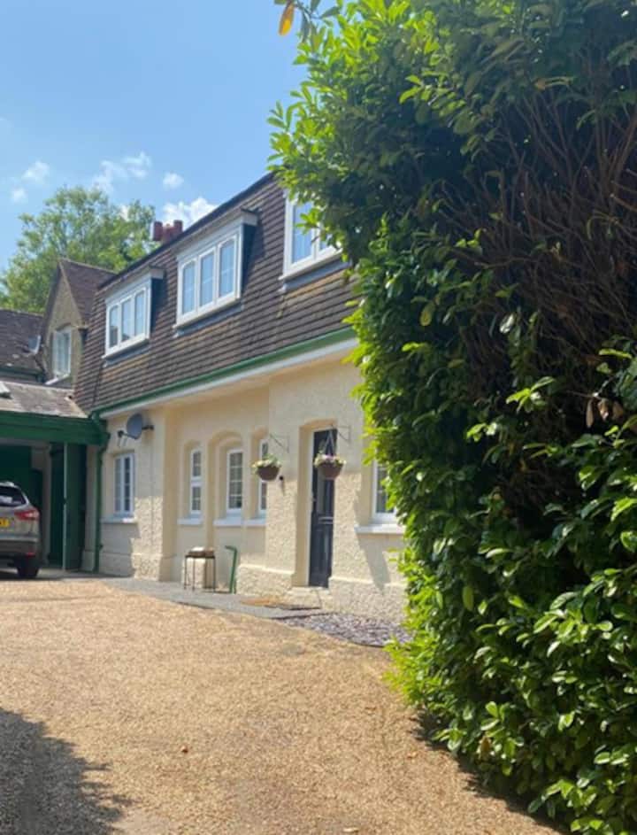 Charming Cottage In Surrey Hills With Parking - Epsom