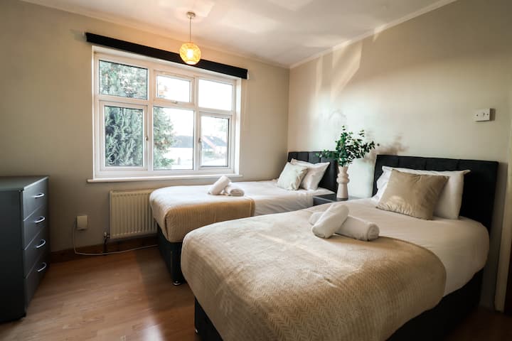 4 Bed Contractor House | Driveway & Free Wifi - Luton