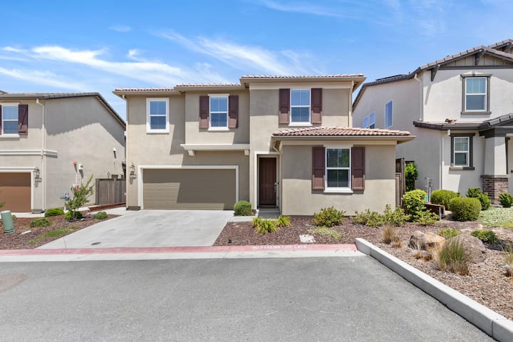 Spacious & Cozy Home For The Whole Family - Granite Bay, CA
