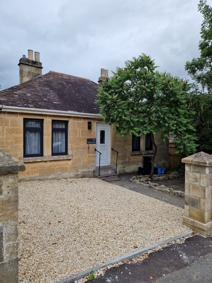 Newly Renovated 2-bed Bungalow - Bath