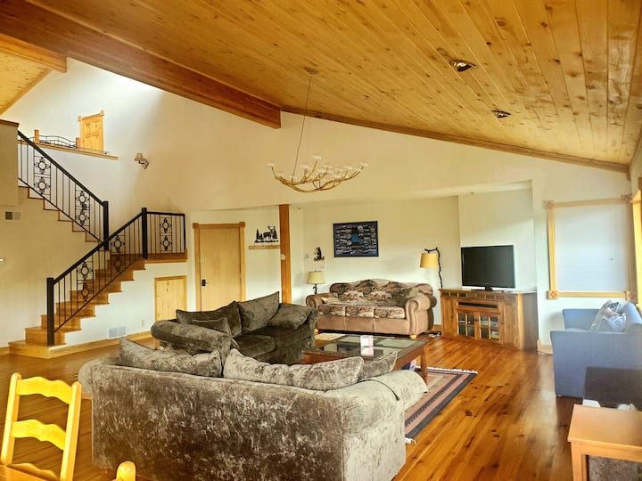 Breathtaking Mtn Views, Jetted Tub + Fireplace! - Winter Park, CO