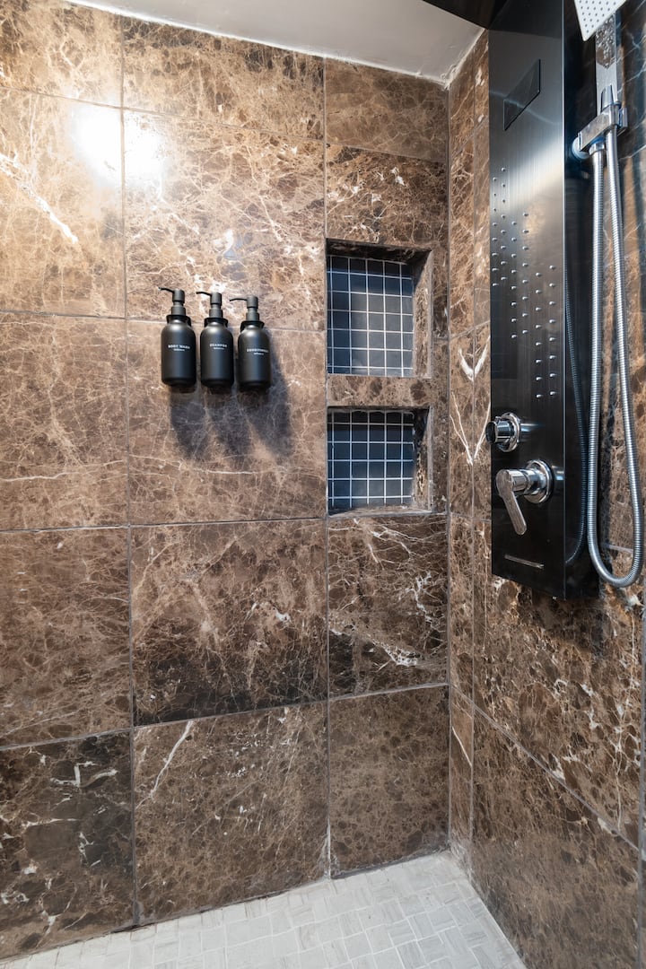 Cozy Luxury: 2br Hot Tub, Sauna & 4k Screen - 오마하