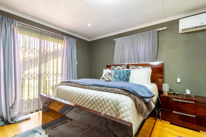 Cheerful 1-bedroom Cottage, Access To Shared Pool - Sandton