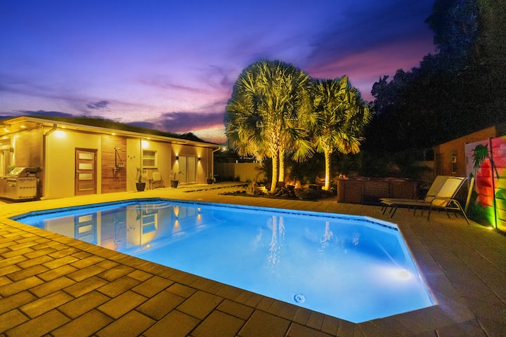 4br/5ba Mcm Retreat | Heated Pool, Hot Tub & Sauna - Tampa, FL