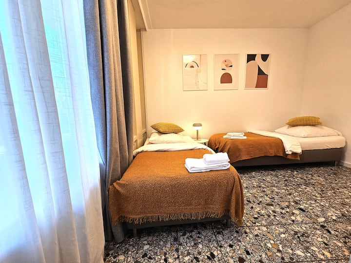 Large 4 Room Apartment In Villa - Düsseldorf