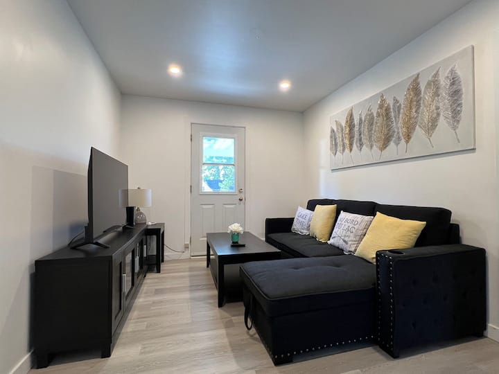 Cozy 2-br Escape | Close To Montreal + Parking - Montreal