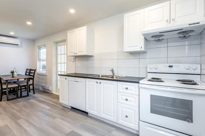 Cozy 2-br Escape | Close To Montreal + Parking - Boucherville