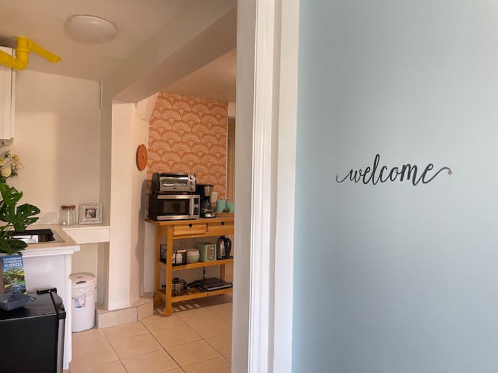 Urban Spacious Hideaway - 5-min To Transit - 브리즈번