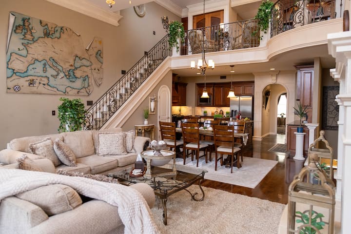 Luxurious Downtown Suite 3bd/3ba W/mountain Views - Colorado Springs, CO