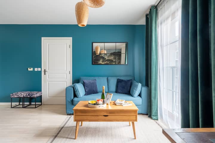 La Colline • Parking • By Prestiplace - Tours