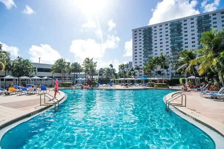 Light Place Nearby The Beach/free Parking - Aventura, FL