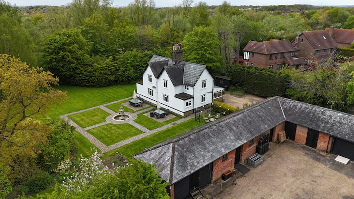 3-bed Cottage | Indoor Pool Access | Sleeps 6 - Essex