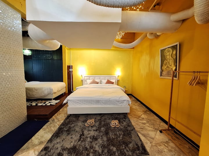 호스트가 한국인부부이며, 카오산과 왕궁부근에 위치하고 1층에 한국식당이 있는 유니크한 집 - Bangkok