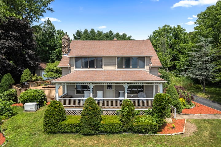 Grammy's Famous Lake House Retreat - Hurd State Park, East Hampton