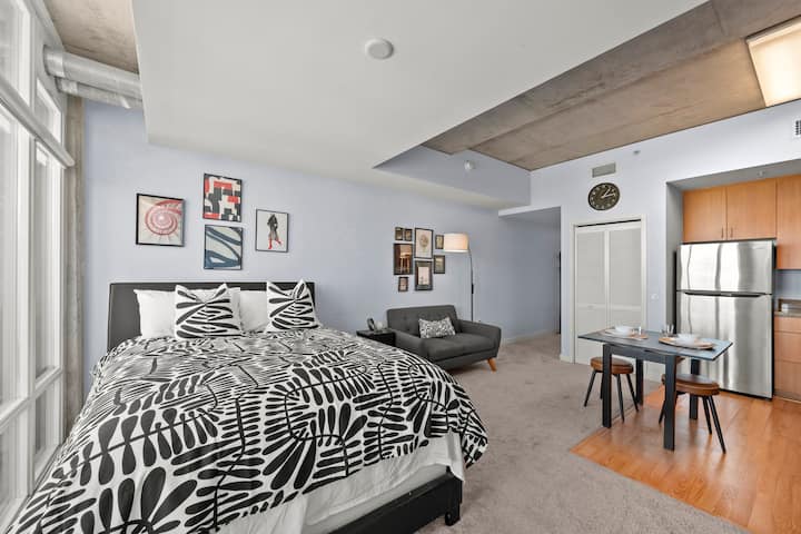 Top-floor Studio | Downtownsd | Spa, Bbq & Parking - San Diego, CA