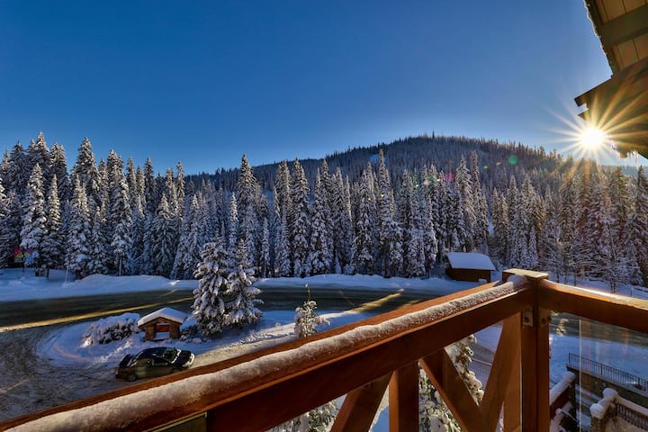 Fireside 421: Top Floor Condo W/ Full Kitchen - Sun Peaks Resort, BC
