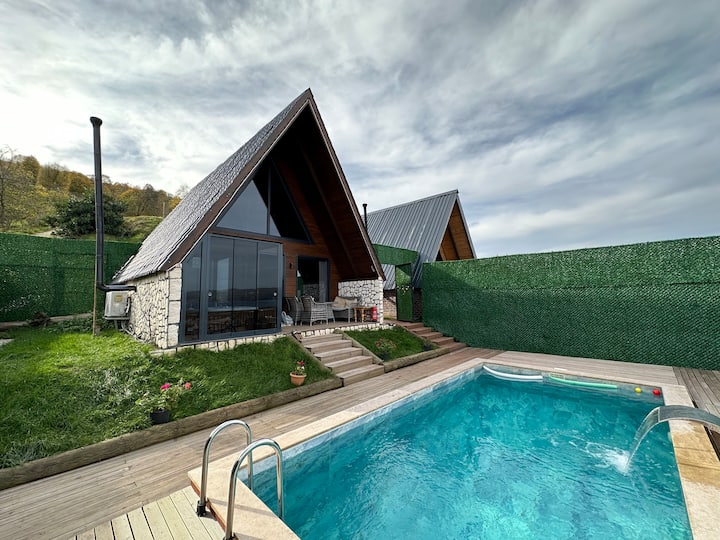 Muhafazakar Göl Manzaralı Korunaklı Havuz Bungalow - Sapanca