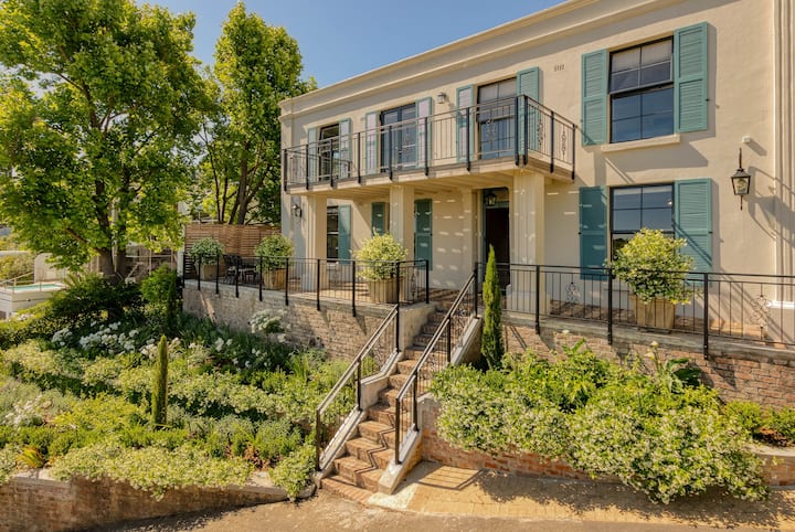 Italian Style Villa Apartment - Somerset West