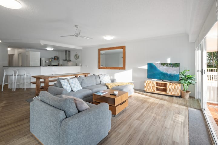 Ideally Located Spacious Noosa Hill Unit W/t Beach - 누사 헤드