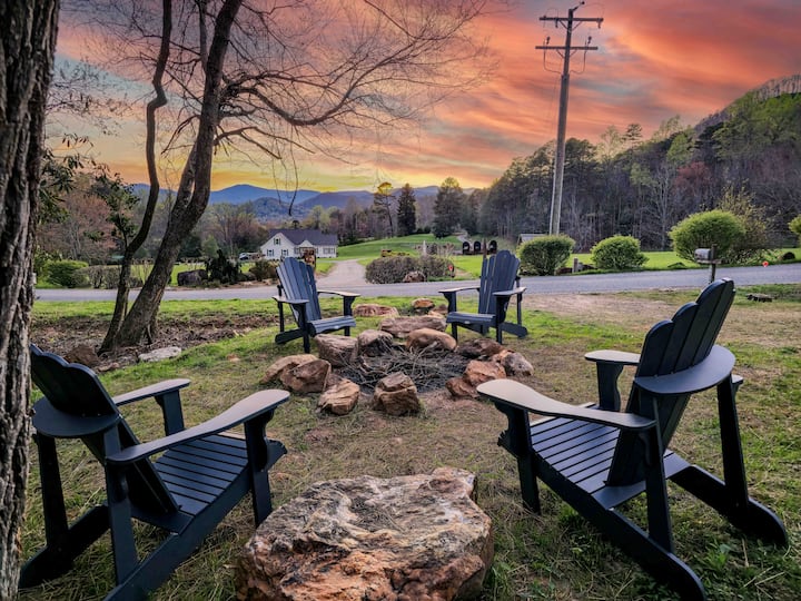 A Stunning View & Firepit: Cozy Cottage, Dogs, Ada - Franklin, NC