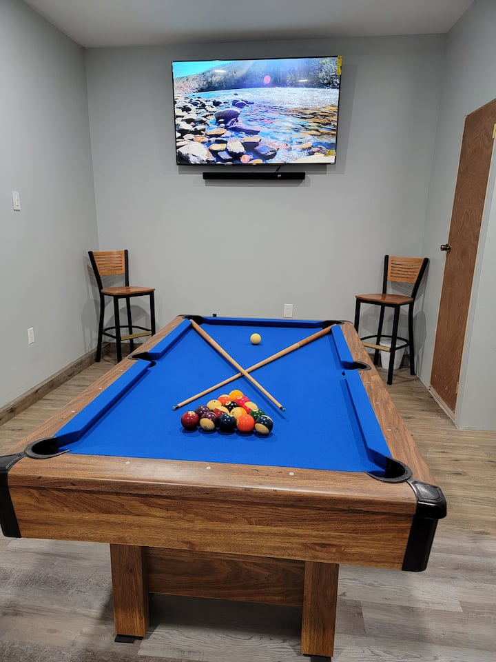 Retreat W/hot Tub, Fireplace, & Billards! - Tobyhanna, PA
