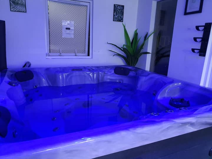 Family Groups Only| 4 Adults Per Group | Hot-tub - 블랙풀
