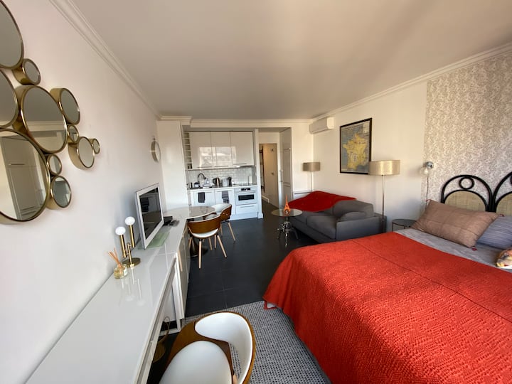 Quiet Parisian Place, Metro Etoile - Neuilly-sur-Seine