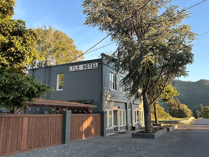 10 Bedroom Historic Hotel, Sleeps 20 - State of Washington