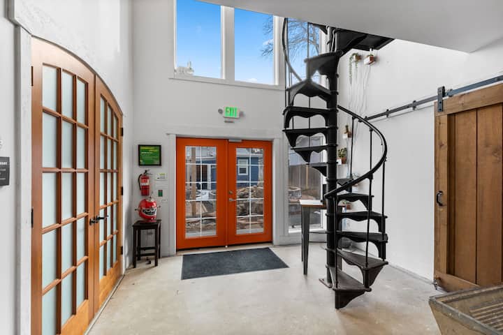 Peaceful Art Sanctuary W/ Private Bath + Balcony - Broomfield, CO