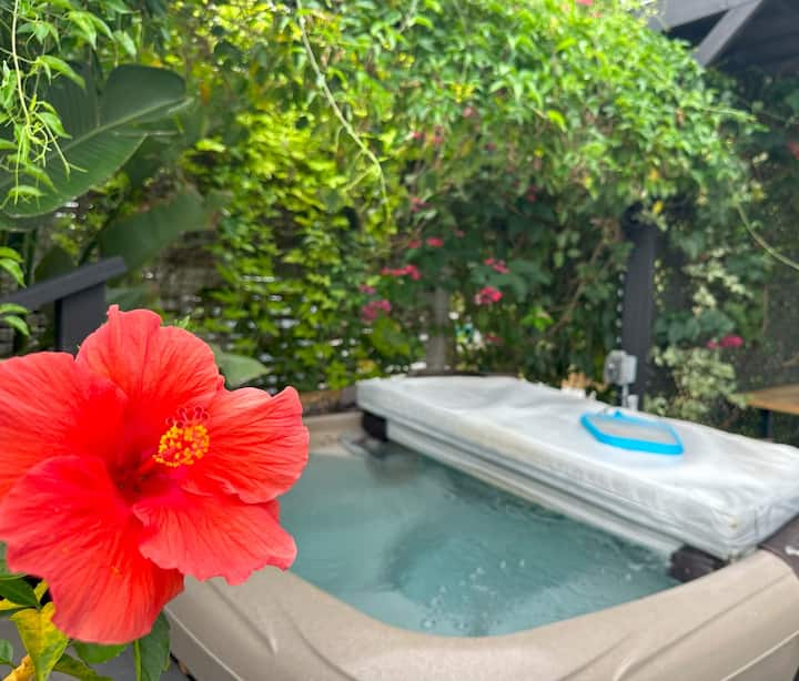 Weeki Waterfront Airstream Glamping Experience - Weeki Wachee, FL