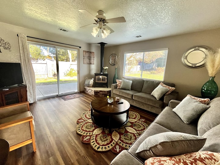 10 Minutes To Beaches And Redwoods. 3 Bed-2 Bath - McKinleyville, CA