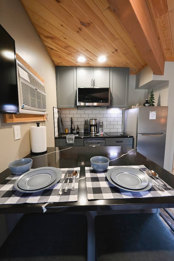 Newly Renovated! Sleeps 2 Golf, Schuss Village - Michigan