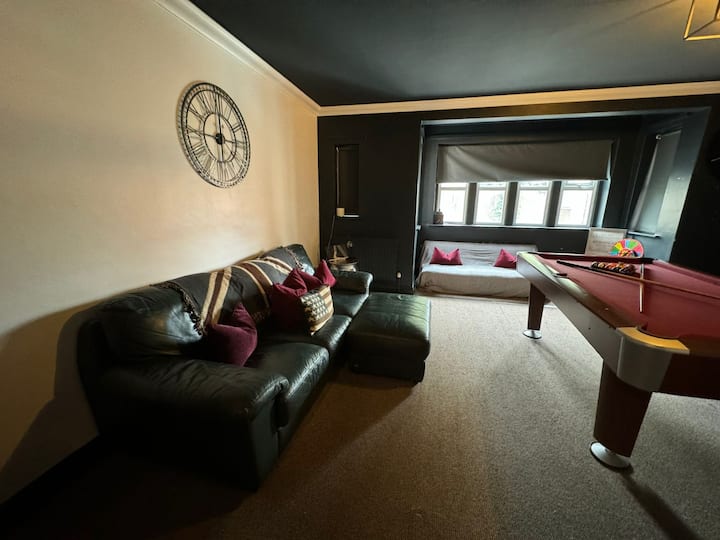 Lushlets - Sleeps 20+ Games Room & Hot Tub - Cardiff