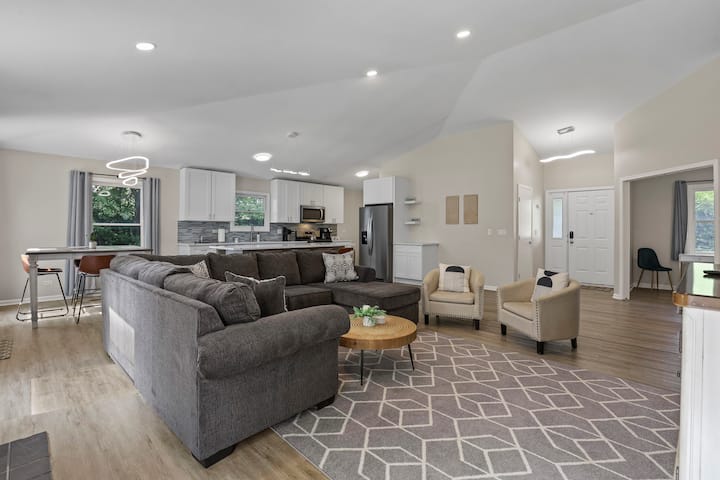 Moxie - W/ Game Room- 4 Kings, Sleeps 15 - Oswego, IL