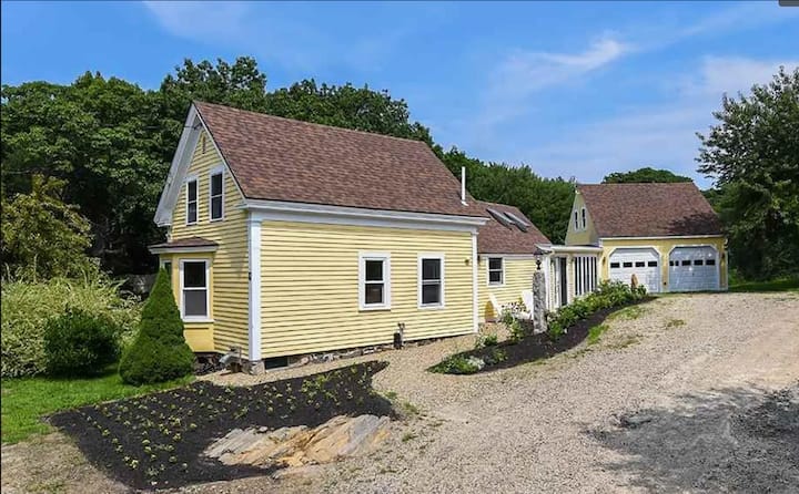 Farmhouse Gem: Hot Tub & Fireplace - Portsmouth, NH