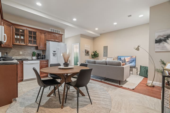 Parking | 1000 Sq Ft | King Beds | 15' Ceilings - Philadelphia, PA
