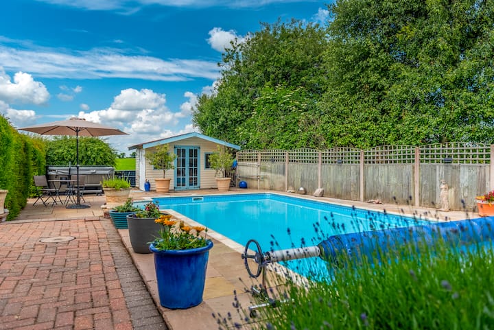 The Owl House - Hot Tub Adventures In Moreton - Staffordshire