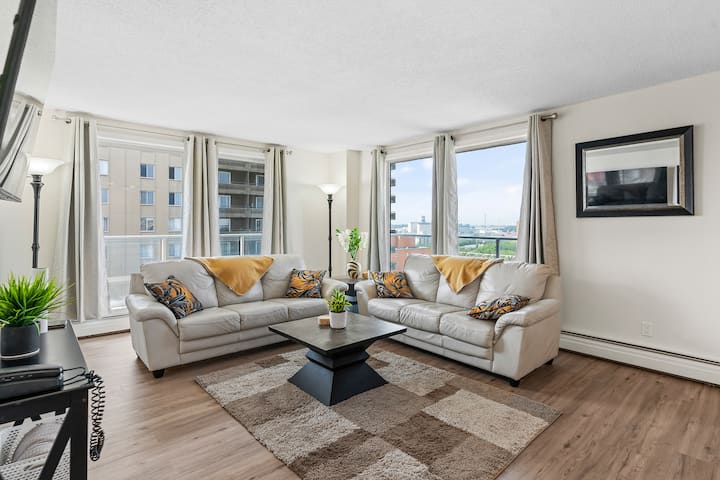 River-view Downtown High-rise, Free Parking, Gym - Saskatoon