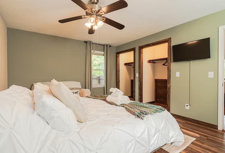 Newly Renovated - Wolf Den Cabin Private Room - Lewisville, NC