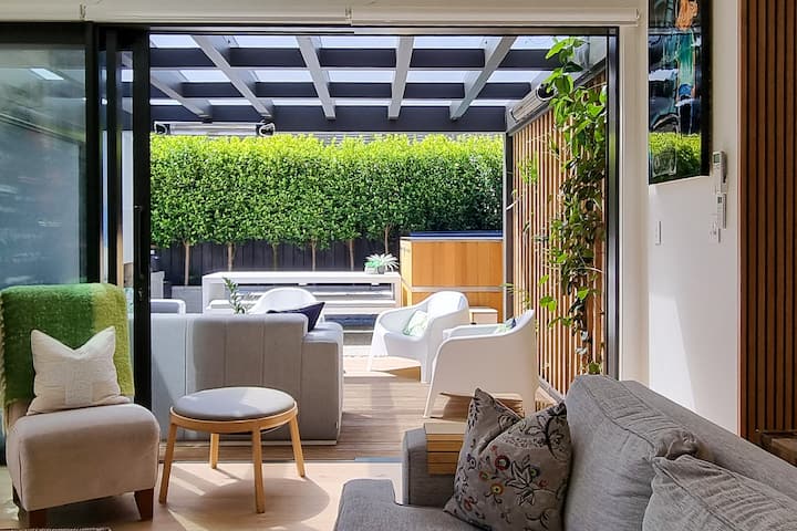 “Luxury Family Retreat | Walk To 2 Beaches + Pool” - Auckland