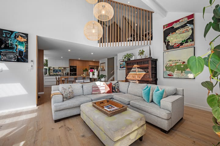 Luxury Family Retreat | Walk To 2 Beaches + Pool - Auckland
