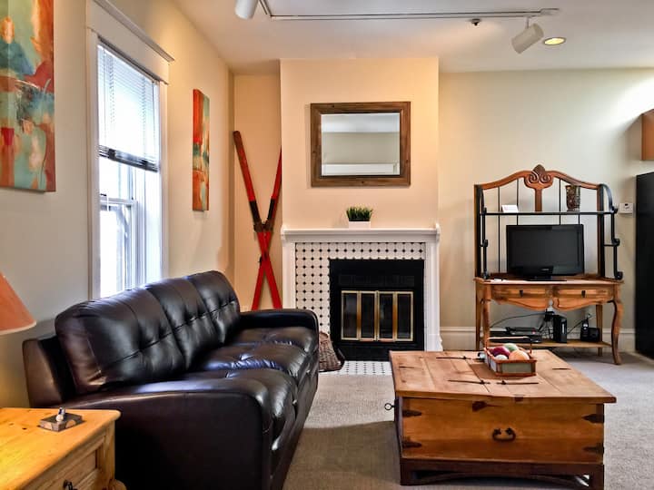 Beautiful One Bedroom Downtown Boulder Furnished - Boulder, CO