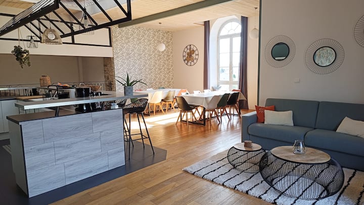 Ancienne Chapelle Rénovée Dans Un Esprit Loft. - Vendée