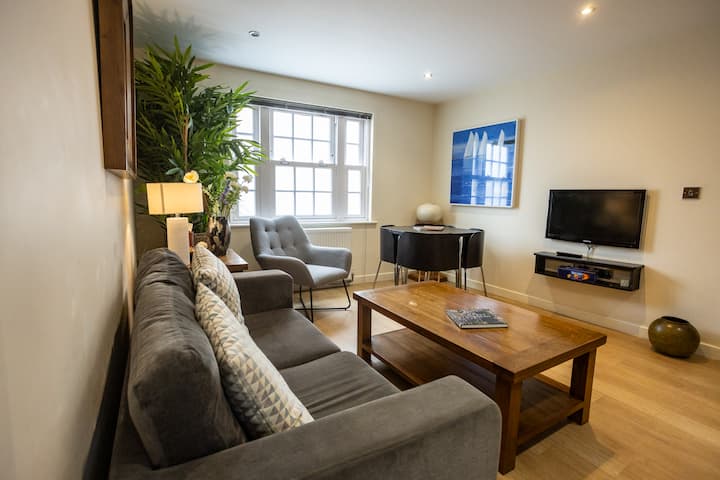 ‘Tivoli’ Stylish Apartment In Suffolks Cheltenham - Cheltenham